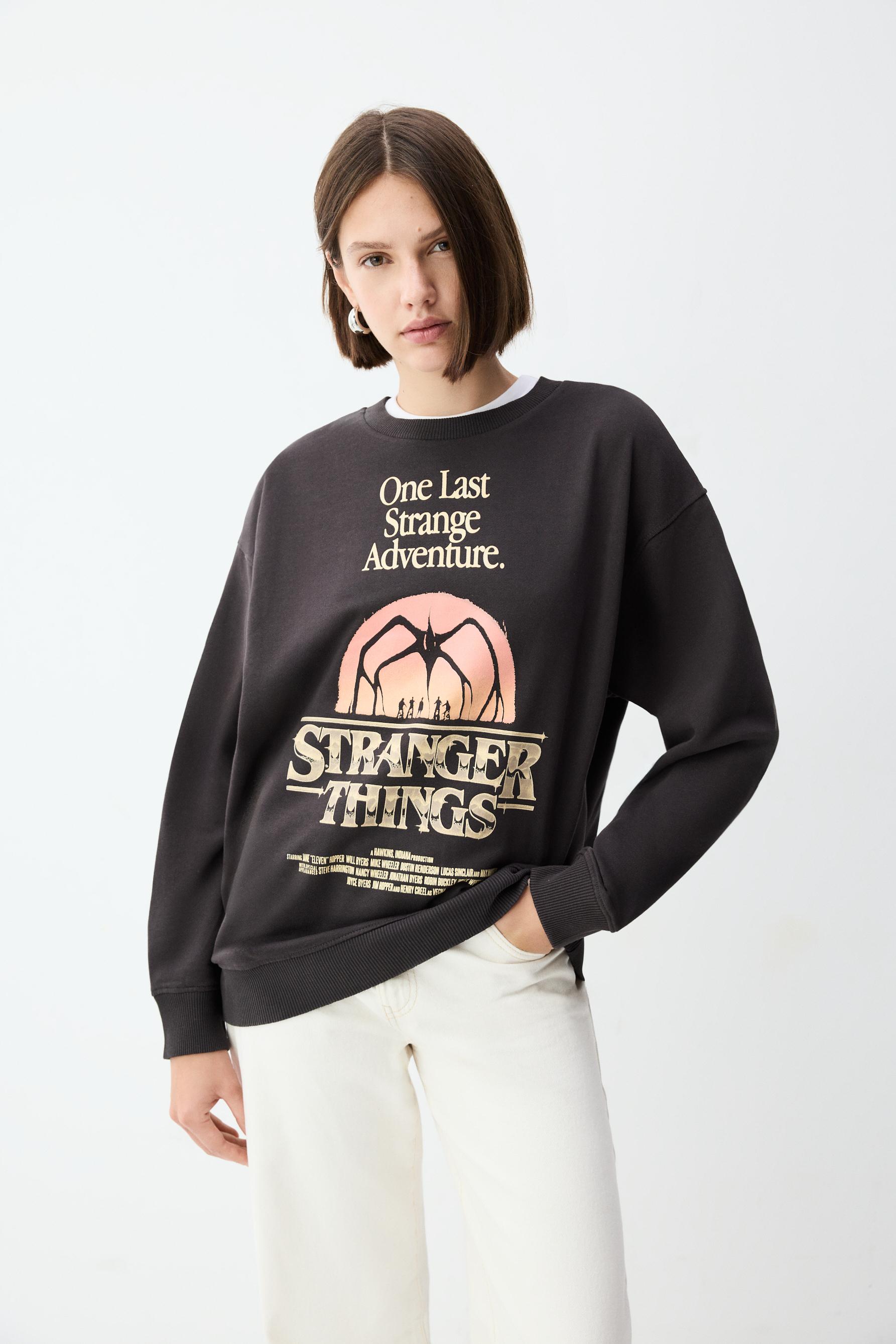 Sudadera Stranger Things™/© Netflix - Licencias - ROPA - Mujer ...